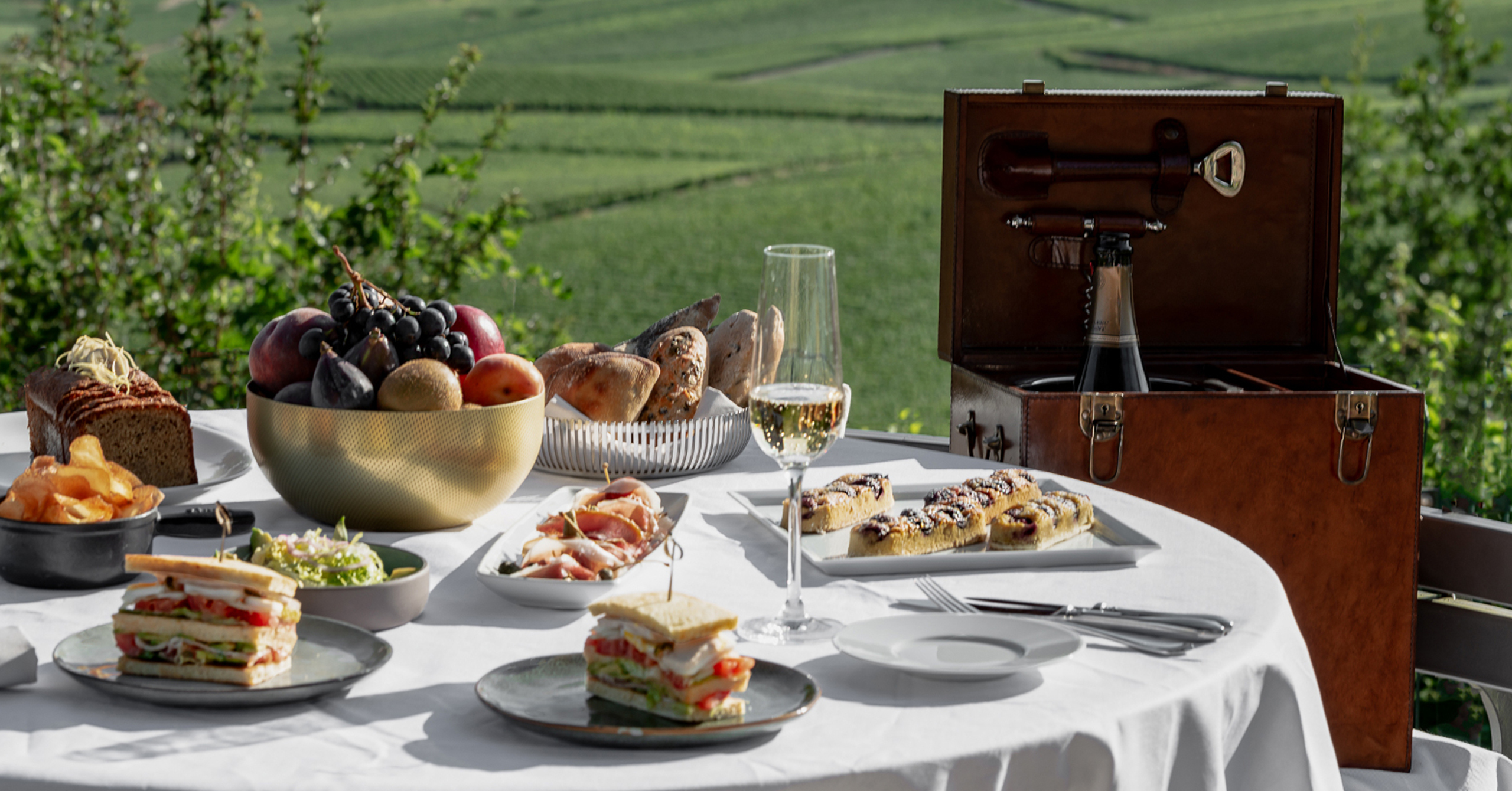 Here Are The 7 Golden Rules For Drinking Champagne Correctly